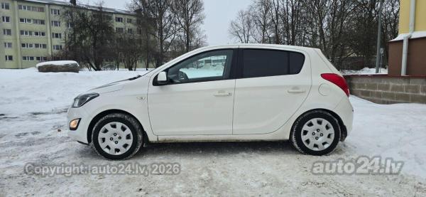 White Hyundai i20 2012 in Tallinn, with an engine capacity of 1.20 L and mileage of 202 thousand km for 2800 €, photo 5 on AUTOMOTO.COM.LV
