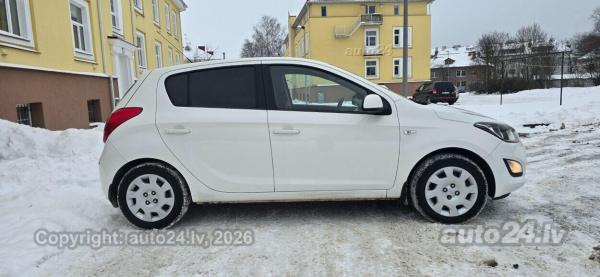 White Hyundai i20 2012 in Tallinn, with an engine capacity of 1.20 L and mileage of 202 thousand km for 2800 €, photo 6 on AUTOMOTO.COM.LV