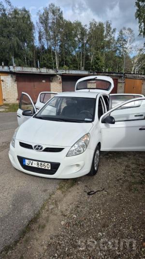 Balts Hyundai i20 2012 Rīga, ar dzinēja tilpumu 1.20 L un nobraukumu 80 tūkst. km par 800 €, foto  vietnē AUTOMOTO.COM.LV
