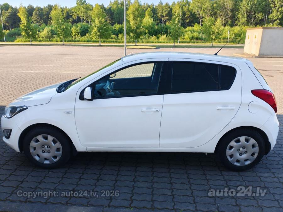 Balts Hyundai i20 2012 Pērnava, ar dzinēja tilpumu 1.20 L un nobraukumu 186 tūkst. km par 2700 €, foto 3 vietnē AUTOMOTO.COM.LV