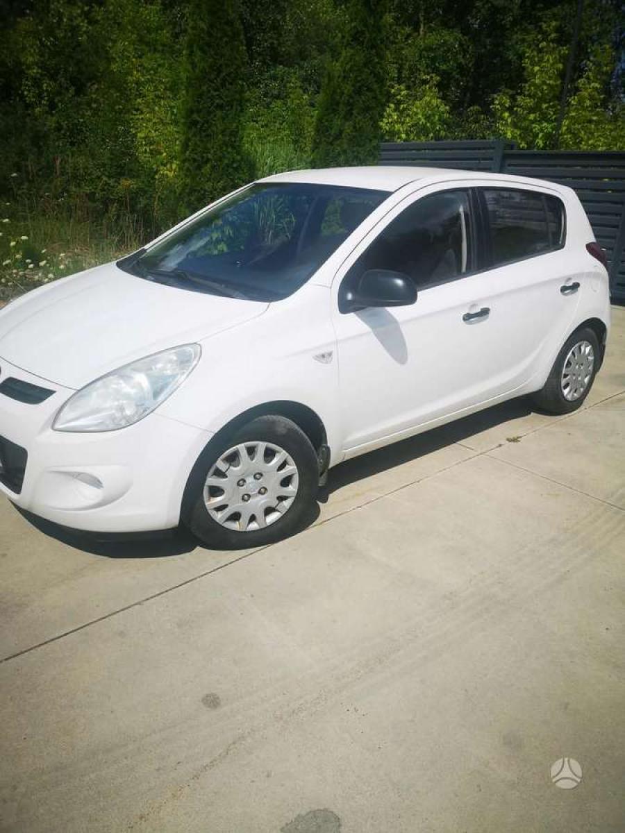 White Hyundai i20 2012 in Kaunas, with an engine capacity of 1.25 L and mileage of 151 thousand km for 1750 €, photo 1 on AUTOMOTO.COM.LV