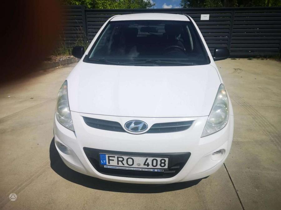 White Hyundai i20 2012 in Kaunas, with an engine capacity of 1.25 L and mileage of 151 thousand km for 1750 €, photo 12 on AUTOMOTO.COM.LV