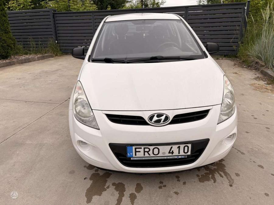 White Hyundai i20 2012 in Kaunas, with an engine capacity of 1.25 L and mileage of 153 thousand km for 1300 €, photo 1 on AUTOMOTO.COM.LV