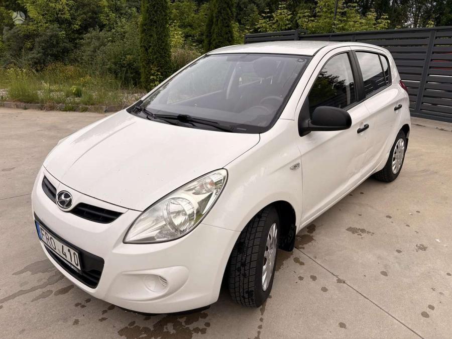 White Hyundai i20 2012 in Kaunas, with an engine capacity of 1.25 L and mileage of 153 thousand km for 1300 €, photo 3 on AUTOMOTO.COM.LV
