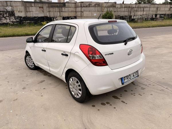 Balts Hyundai i20 2012 Kauņa, ar dzinēja tilpumu 1.25 L un nobraukumu 153 tūkst. km par 1300 €, foto 4 vietnē AUTOMOTO.COM.LV