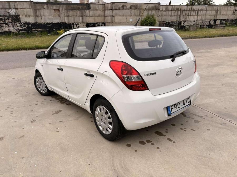 White Hyundai i20 2012 in Kaunas, with an engine capacity of 1.25 L and mileage of 153 thousand km for 1300 €, photo 5 on AUTOMOTO.COM.LV