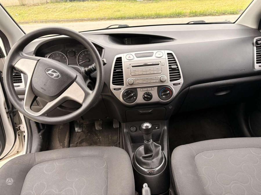 White Hyundai i20 2012 in Kaunas, with an engine capacity of 1.25 L and mileage of 153 thousand km for 1300 €, photo 6 on AUTOMOTO.COM.LV