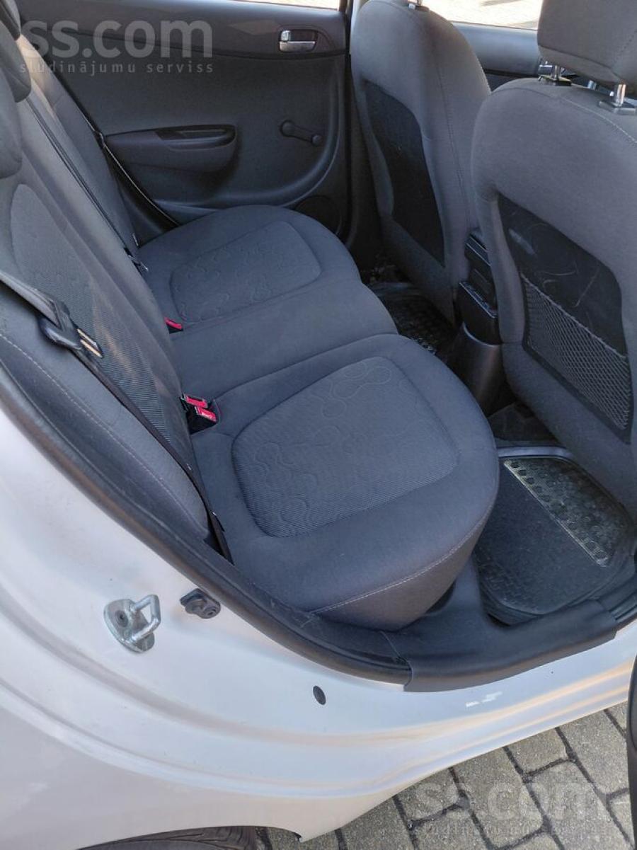 White Hyundai i20 2012 in Ventspils, with an engine capacity of 1.20 L and mileage of 174 thousand km for 2800 €, photo 7 on AUTOMOTO.COM.LV