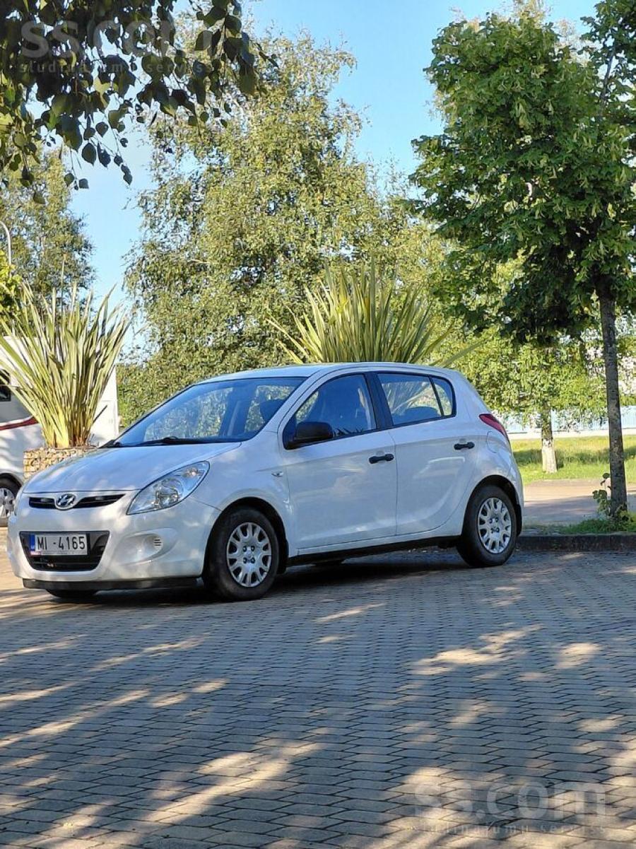 White Hyundai i20 2012 in Ventspils, with an engine capacity of 1.20 L and mileage of 174 thousand km for 2800 €, photo 12 on AUTOMOTO.COM.LV