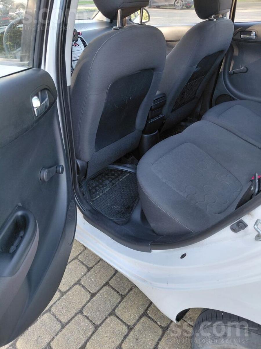 White Hyundai i20 2012 in Ventspils, with an engine capacity of 1.20 L and mileage of 174 thousand km for 2800 €, photo 13 on AUTOMOTO.COM.LV