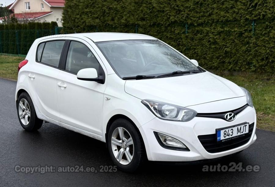 White Hyundai i20 2013 in Tallinn, with an engine capacity of 1.20 L and mileage of 179 thousand km for 2750 €, photo 2 on AUTOMOTO.COM.LV