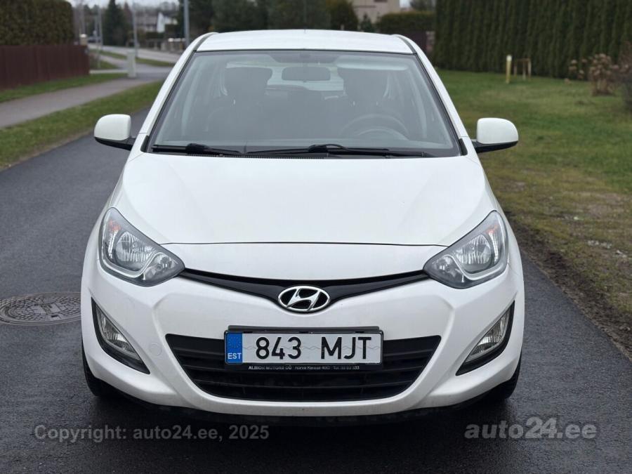 White Hyundai i20 2013 in Tallinn, with an engine capacity of 1.20 L and mileage of 179 thousand km for 2750 €, photo 3 on AUTOMOTO.COM.LV