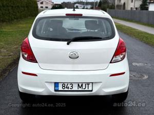 White Hyundai i20 2013 in Tallinn, with an engine capacity of 1.20 L and mileage of 179 thousand km for 2750 €, photo 6 on AUTOMOTO.COM.LV