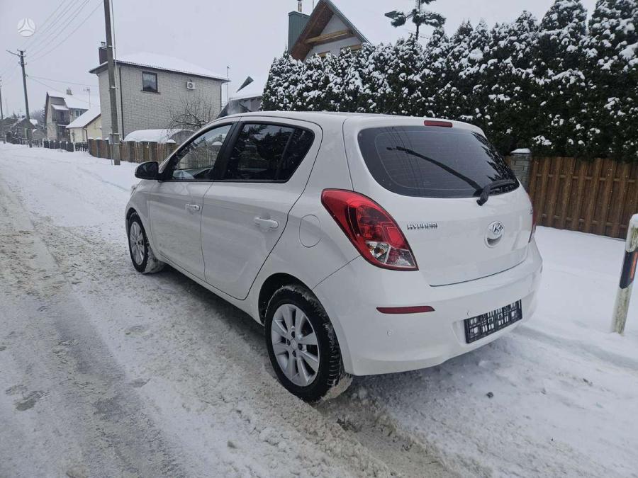 Белый Хендай и20 2013 в Мариямполе, объемом двигателя 1.25 л и пробегом 164 тыс. км за 3600 €, фото 3 на AUTOMOTO.COM.LV