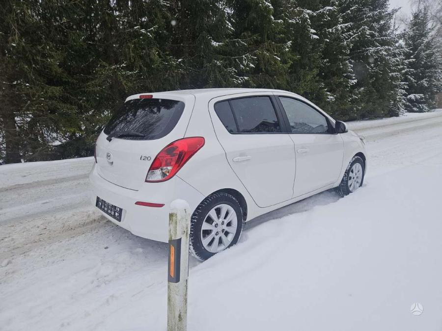 Белый Хендай и20 2013 в Мариямполе, объемом двигателя 1.25 л и пробегом 164 тыс. км за 3600 €, фото 4 на AUTOMOTO.COM.LV