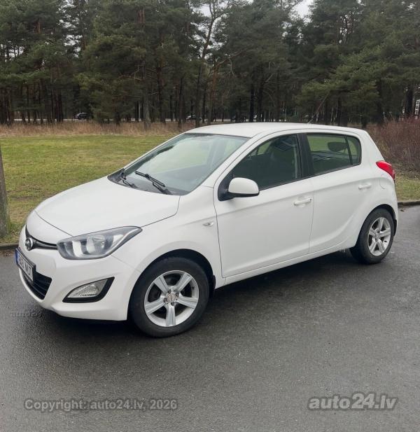 White Hyundai i20 2013 in Tallinn, with an engine capacity of 1.20 L and mileage of 189 thousand km for 3250 €, photo 2 on AUTOMOTO.COM.LV