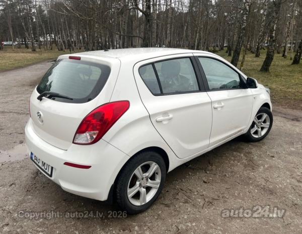 White Hyundai i20 2013 in Tallinn, with an engine capacity of 1.20 L and mileage of 189 thousand km for 3250 €, photo 4 on AUTOMOTO.COM.LV