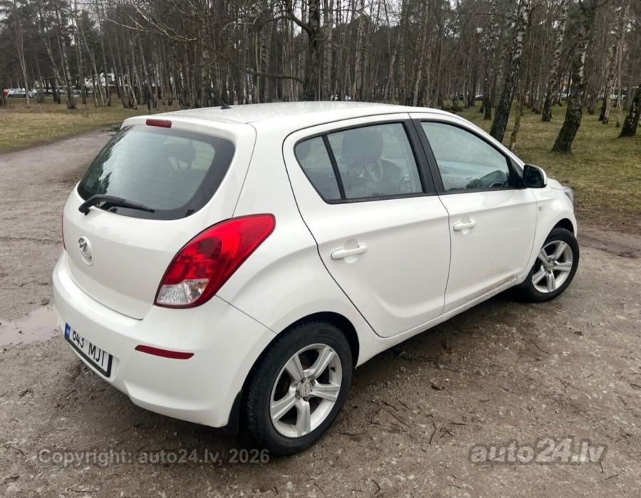 White Hyundai i20 2013 in Tallinn, with an engine capacity of 1.20 L and mileage of 189 thousand km for 3250 €, photo 5 on AUTOMOTO.COM.LV
