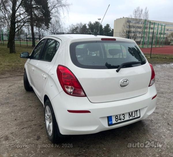 White Hyundai i20 2013 in Tallinn, with an engine capacity of 1.20 L and mileage of 189 thousand km for 3250 €, photo 5 on AUTOMOTO.COM.LV