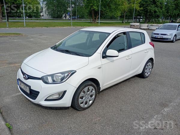 White Hyundai i20 2013 in Riga, with an engine capacity of 1.10 L and mileage of 227 thousand km for 2350 €, photo 6 on AUTOMOTO.COM.LV