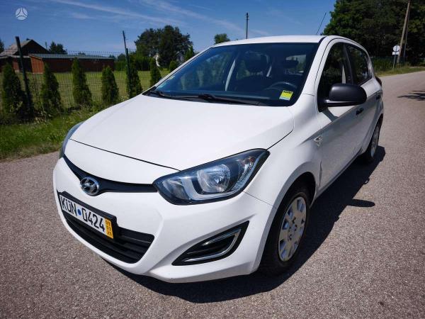 White Hyundai i20 2013 in Druskininkai, with an engine capacity of 1.30 L and mileage of 199 thousand km for 3200 €, photo 1 on AUTOMOTO.COM.LV