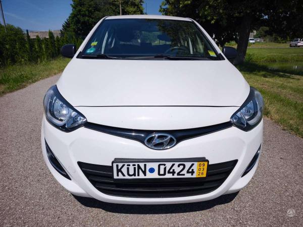 White Hyundai i20 2013 in Druskininkai, with an engine capacity of 1.30 L and mileage of 199 thousand km for 3200 €, photo 2 on AUTOMOTO.COM.LV