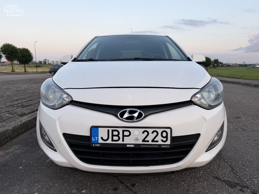 Balts Hyundai i20 2013 Kauņa, ar dzinēja tilpumu 1.40 L un nobraukumu 206 tūkst. km par 3000 €, foto 1 vietnē AUTOMOTO.COM.LV