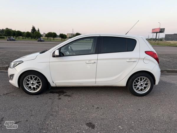 White Hyundai i20 2013 in Kaunas, with an engine capacity of 1.40 L and mileage of 206 thousand km for 3000 €, photo 3 on AUTOMOTO.COM.LV