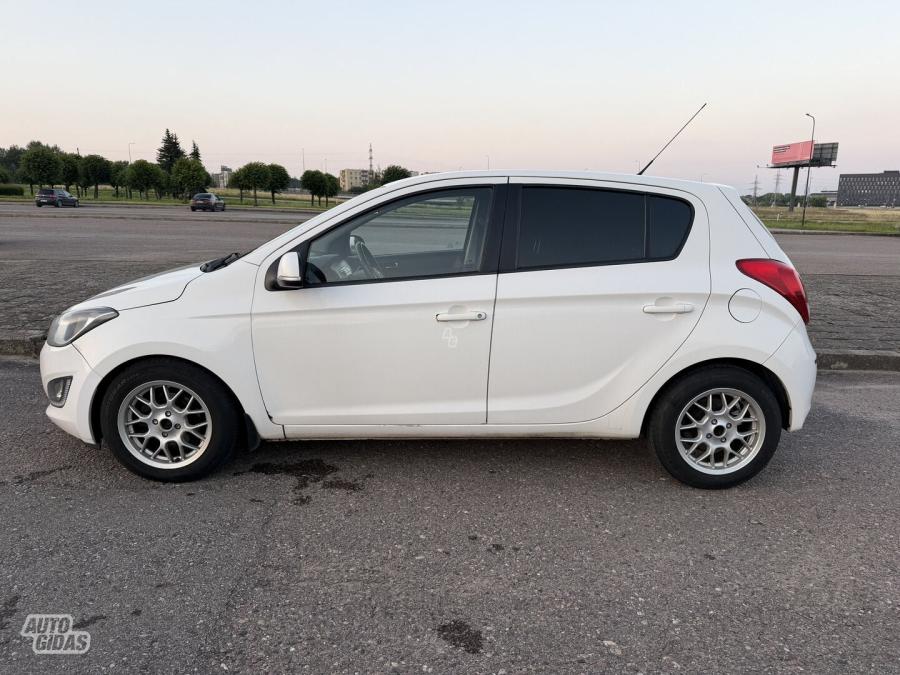 Balts Hyundai i20 2013 Kauņa, ar dzinēja tilpumu 1.40 L un nobraukumu 206 tūkst. km par 3000 €, foto 4 vietnē AUTOMOTO.COM.LV