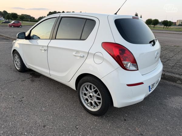 White Hyundai i20 2013 in Kaunas, with an engine capacity of 1.40 L and mileage of 206 thousand km for 3000 €, photo 4 on AUTOMOTO.COM.LV