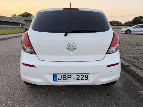 White Hyundai i20 2013 in Kaunas, with an engine capacity of 1.40 L and mileage of 206 thousand km for 3000 €, photo 5 on AUTOMOTO.COM.LV