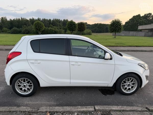 White Hyundai i20 2013 in Kaunas, with an engine capacity of 1.40 L and mileage of 206 thousand km for 3000 €, photo 7 on AUTOMOTO.COM.LV