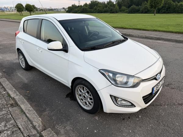 White Hyundai i20 2013 in Kaunas, with an engine capacity of 1.40 L and mileage of 206 thousand km for 3000 €, photo 8 on AUTOMOTO.COM.LV