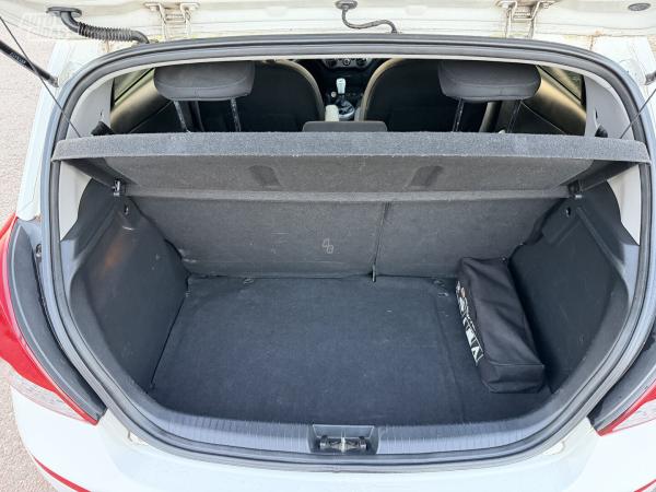 White Hyundai i20 2013 in Kaunas, with an engine capacity of 1.40 L and mileage of 206 thousand km for 3000 €, photo 10 on AUTOMOTO.COM.LV