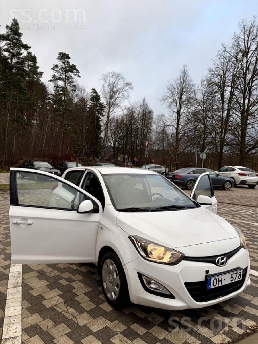 White Hyundai i20 2014 in Jelgava, with an engine capacity of 1.20 L and mileage of 120 thousand km for 3450 €, photo 2 on AUTOMOTO.COM.LV