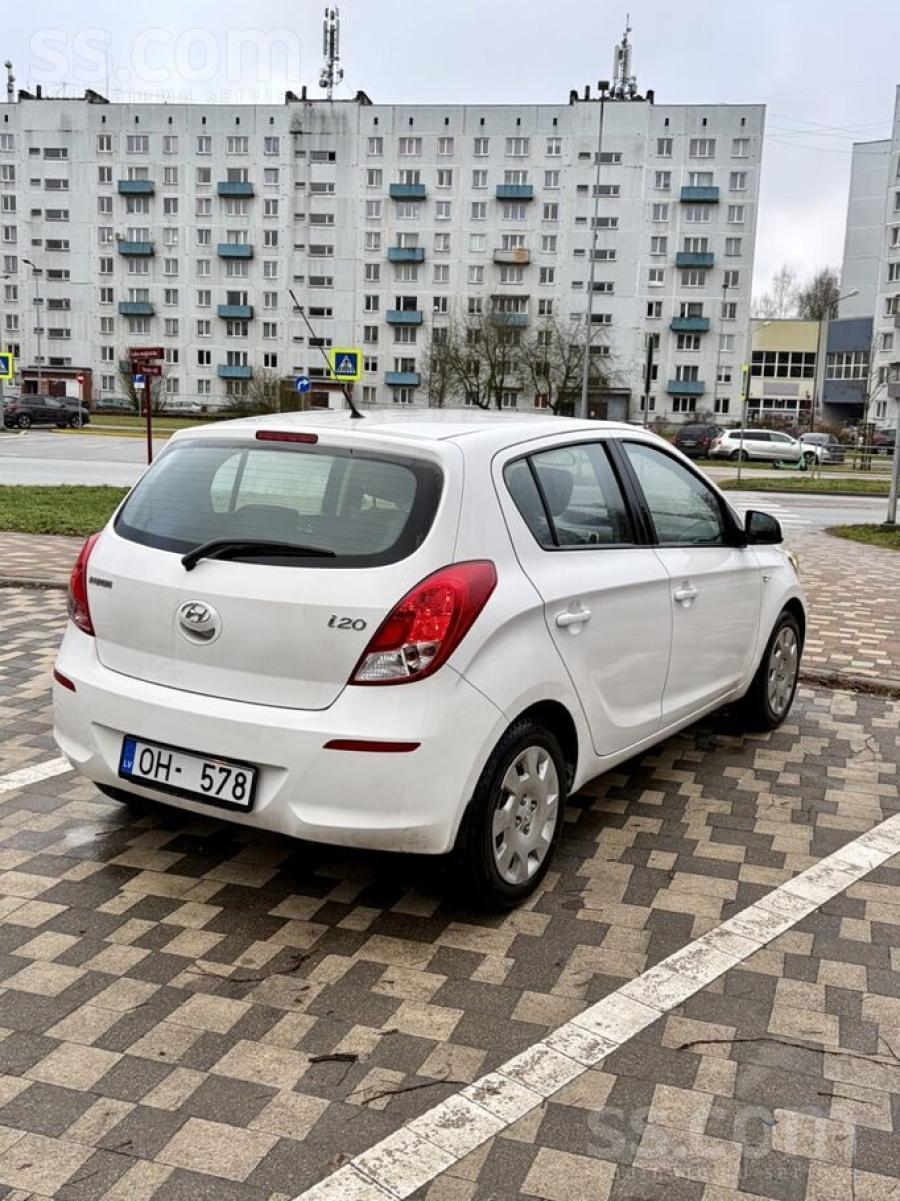 White Hyundai i20 2014 in Jelgava, with an engine capacity of 1.20 L and mileage of 120 thousand km for 3450 €, photo 3 on AUTOMOTO.COM.LV