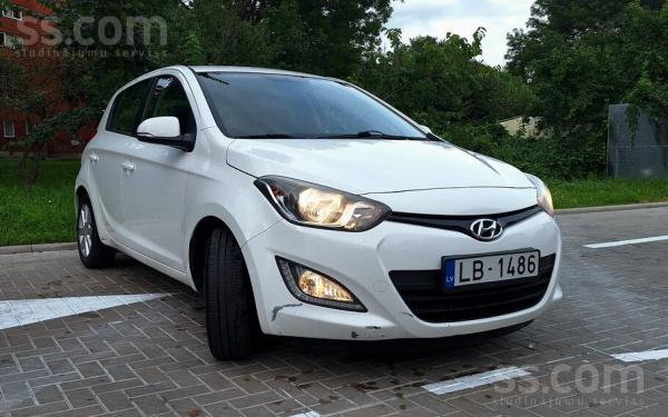 White Hyundai i20 2014 in Riga, with an engine capacity of 1.10 L and mileage of 196 thousand km for 2690 €, photo 6 on AUTOMOTO.COM.LV