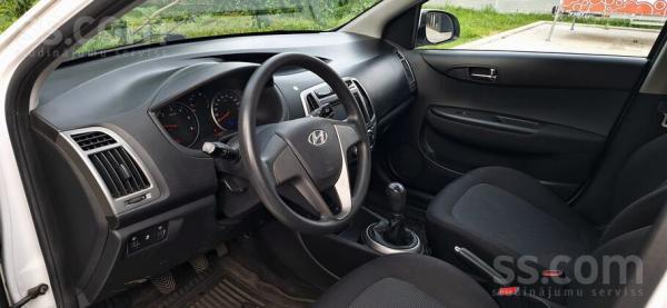 White Hyundai i20 2014 in Riga, with an engine capacity of 1.10 L and mileage of 196 thousand km for 2690 €, photo 8 on AUTOMOTO.COM.LV