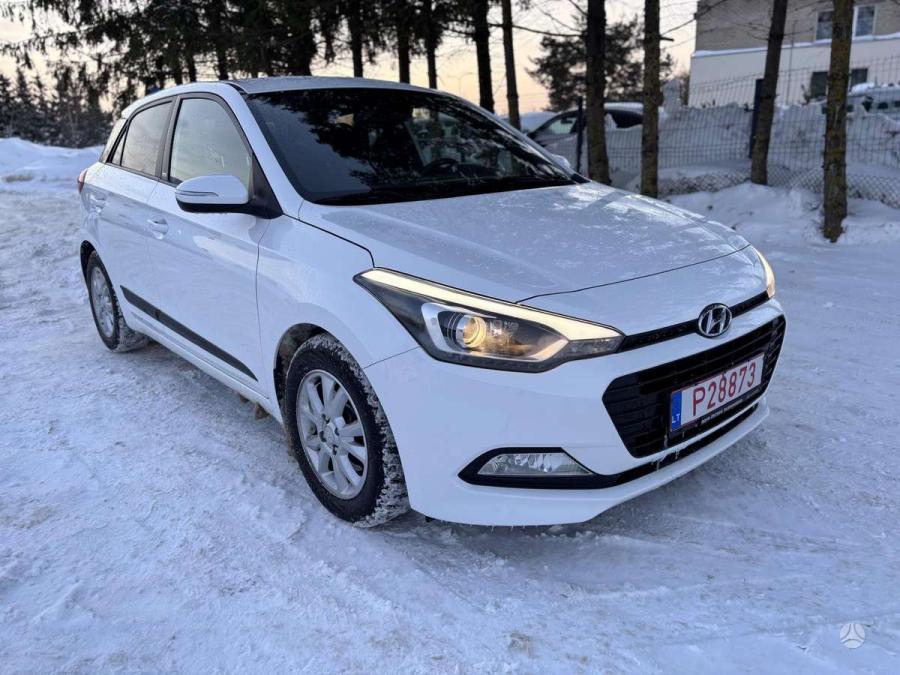 White Hyundai i20 2016 in Gargzdai, with an engine capacity of 1.00 L and mileage of 112 thousand km for 6999 €, photo 2 on AUTOMOTO.COM.LV