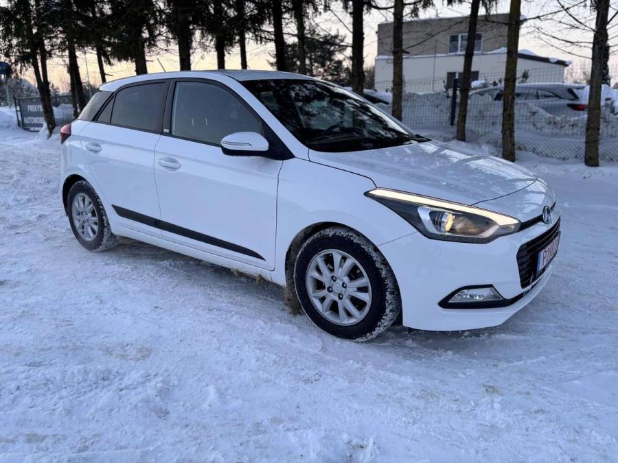 White Hyundai i20 2016 in Gargzdai, with an engine capacity of 1.00 L and mileage of 112 thousand km for 6999 €, photo 3 on AUTOMOTO.COM.LV