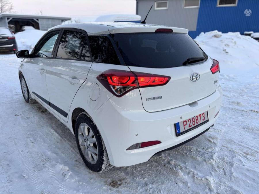 White Hyundai i20 2016 in Gargzdai, with an engine capacity of 1.00 L and mileage of 112 thousand km for 6999 €, photo 6 on AUTOMOTO.COM.LV