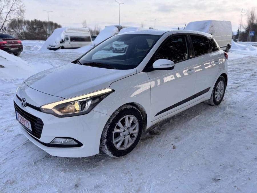 White Hyundai i20 2016 in Gargzdai, with an engine capacity of 1.00 L and mileage of 112 thousand km for 6999 €, photo 8 on AUTOMOTO.COM.LV