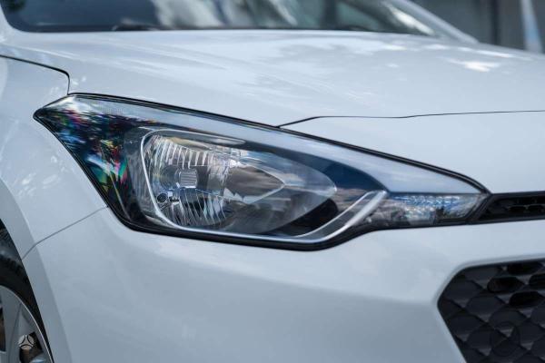 White Hyundai i20 2016 in Vilnius, with an engine capacity of 1.25 L and mileage of 51 thousand km for 6300 €, photo 3 on AUTOMOTO.COM.LV