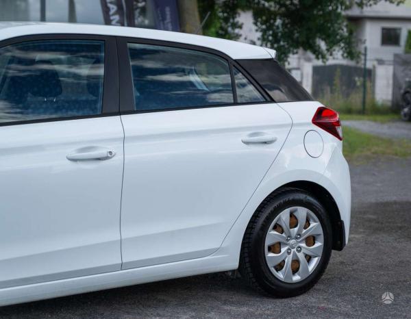 White Hyundai i20 2016 in Vilnius, with an engine capacity of 1.25 L and mileage of 51 thousand km for 6300 €, photo 10 on AUTOMOTO.COM.LV