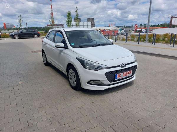 White Hyundai i20 2017 in Vilnius, with an engine capacity of 1.30 L and mileage of 162 thousand km for 5850 €, photo 2 on AUTOMOTO.COM.LV