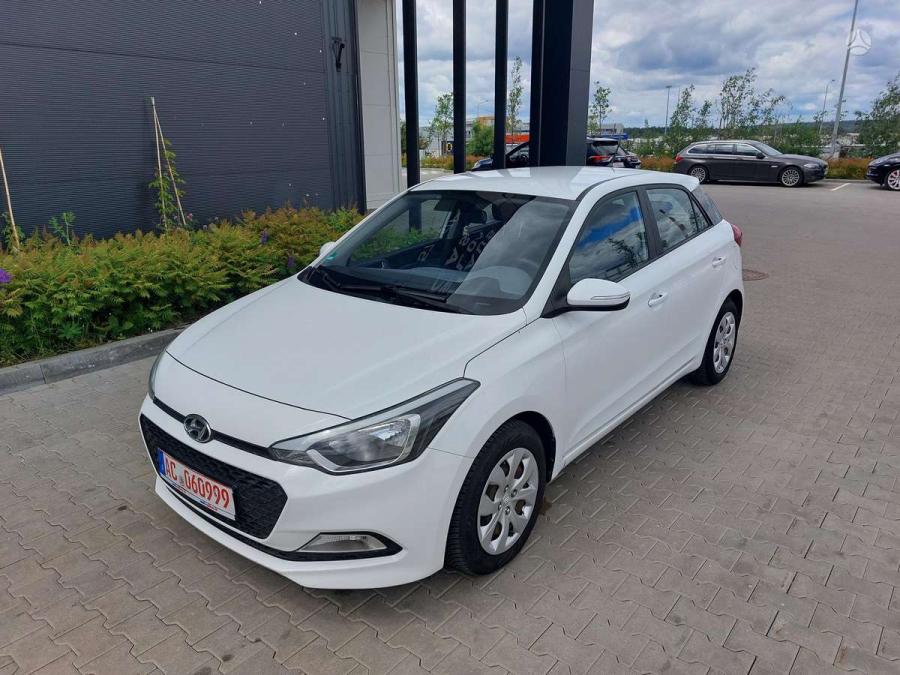 White Hyundai i20 2017 in Vilnius, with an engine capacity of 1.30 L and mileage of 162 thousand km for 5850 €, photo 1 on AUTOMOTO.COM.LV