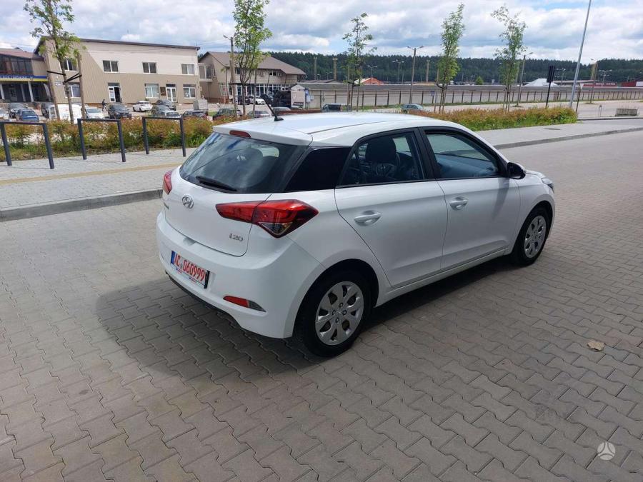 White Hyundai i20 2017 in Vilnius, with an engine capacity of 1.30 L and mileage of 162 thousand km for 5850 €, photo 4 on AUTOMOTO.COM.LV