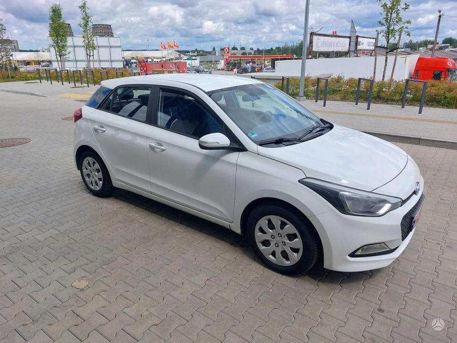 White Hyundai i20 2017 in Vilnius, with an engine capacity of 1.30 L and mileage of 162 thousand km for 5850 €, photo 5 on AUTOMOTO.COM.LV