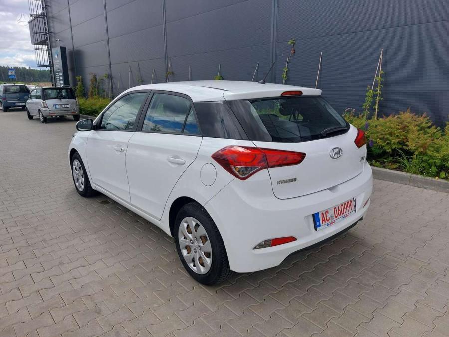 White Hyundai i20 2017 in Vilnius, with an engine capacity of 1.30 L and mileage of 162 thousand km for 5850 €, photo 6 on AUTOMOTO.COM.LV