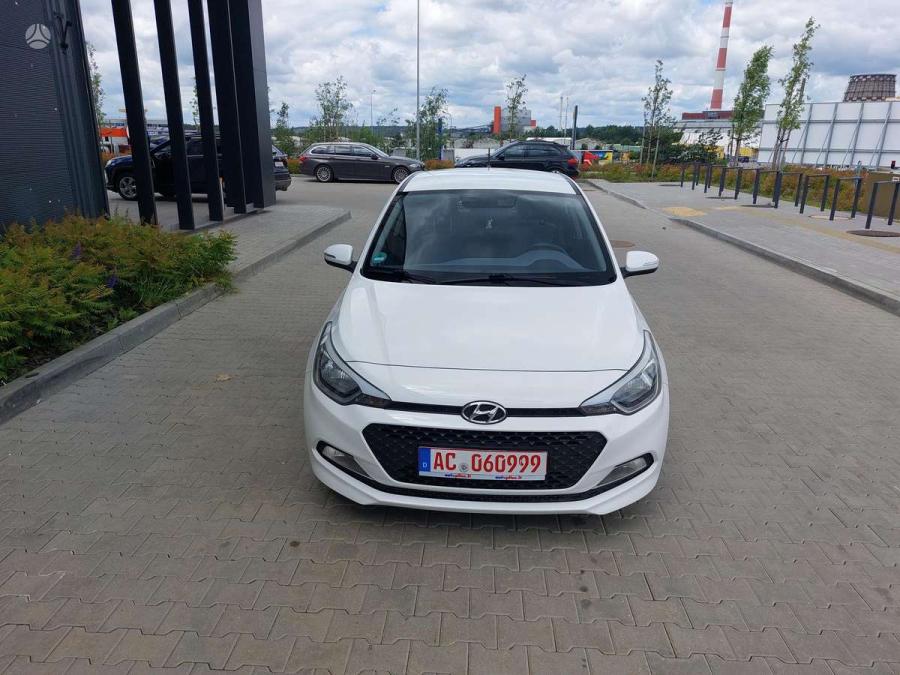 White Hyundai i20 2017 in Vilnius, with an engine capacity of 1.30 L and mileage of 162 thousand km for 5850 €, photo 9 on AUTOMOTO.COM.LV